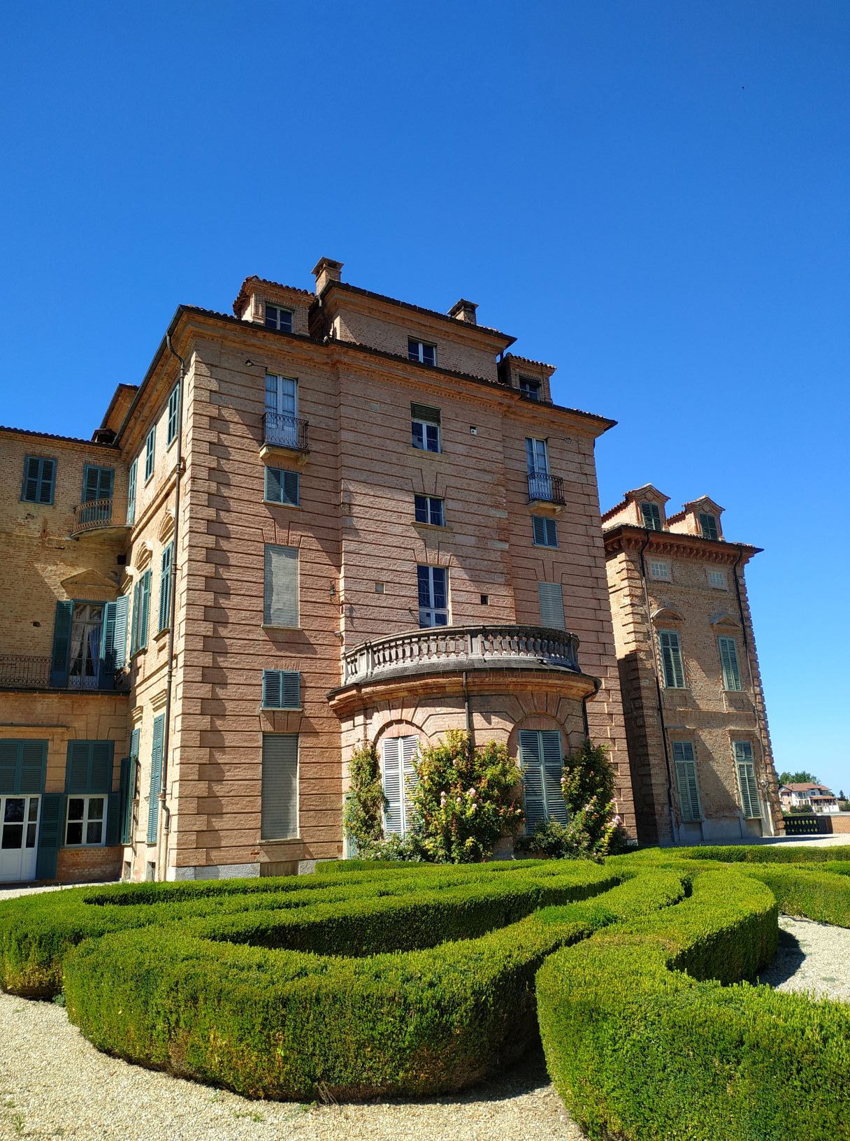 Visitare Castello Reale di Govone | Sulle colline del Roero, circondato ...