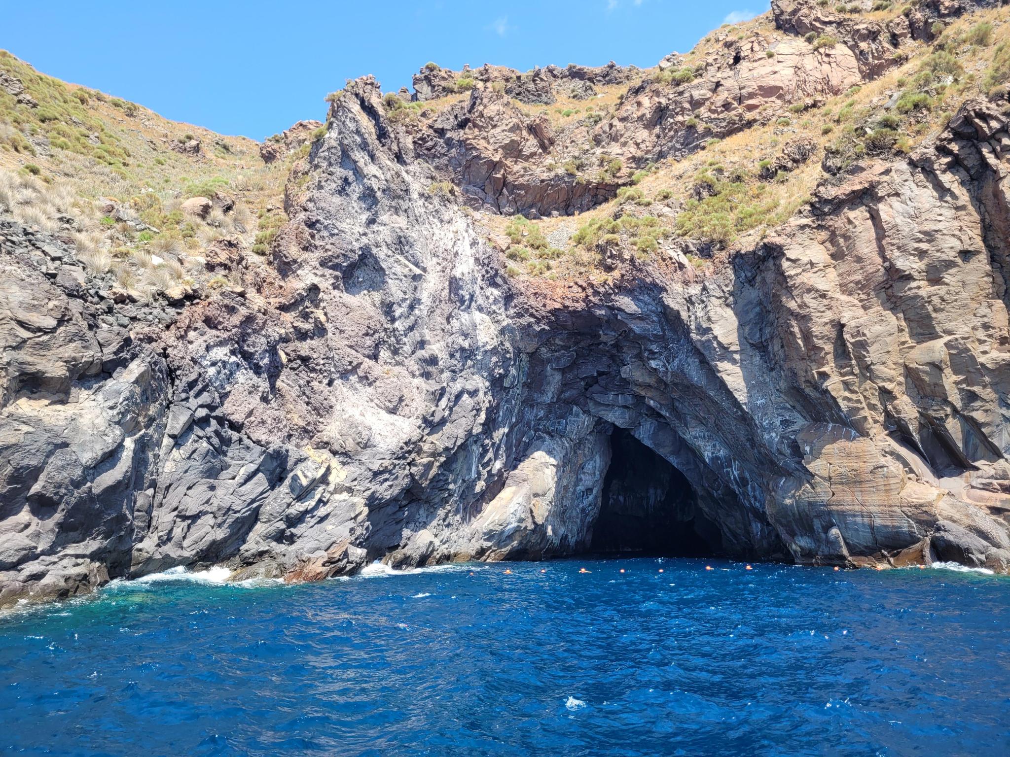 Vulcano, l’isola nera delle Eolie che fuma e incanta da terra e dal ...